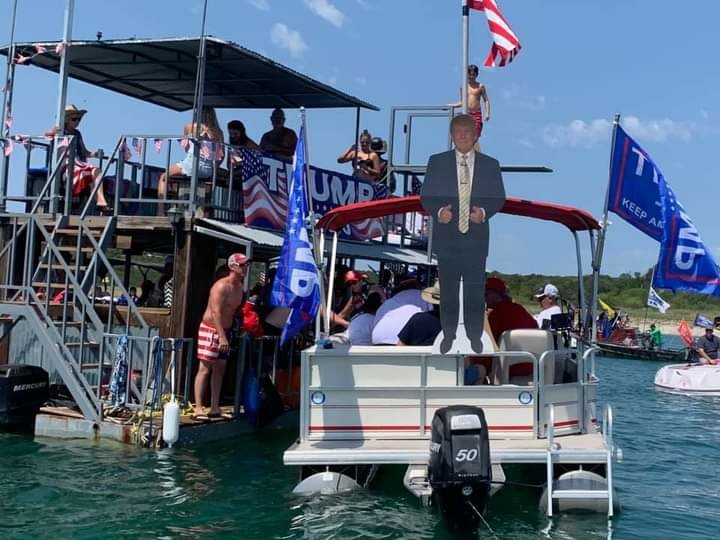 Texas Patriotic Crowd Holds Lake Boat Parade Honoring President Trump ...